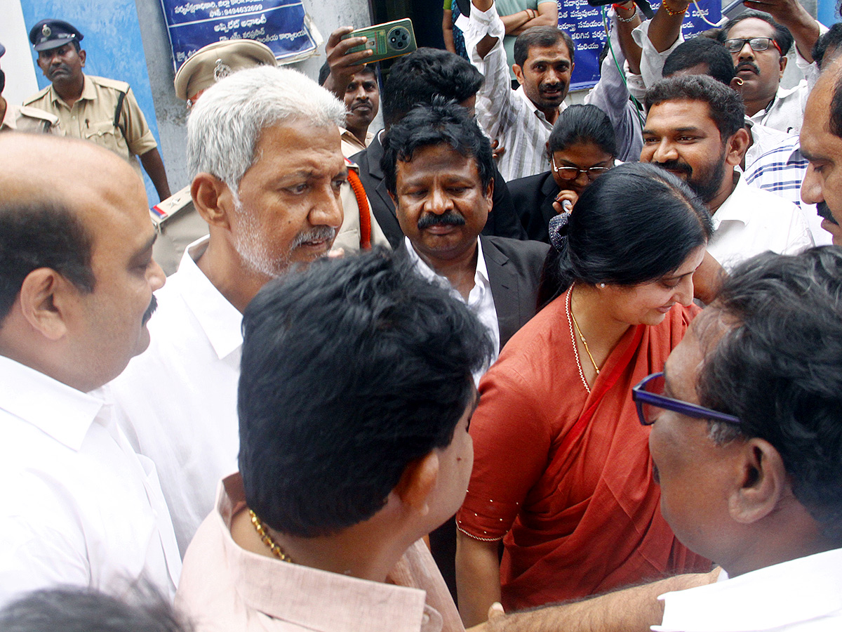 వైఎస్‌ జగన్‌ను కలిసిన వల్లభనేని వంశీ (ఫొటోలు) | Vallabhaneni Vamsi FIRST MEET with YS Jagan ...